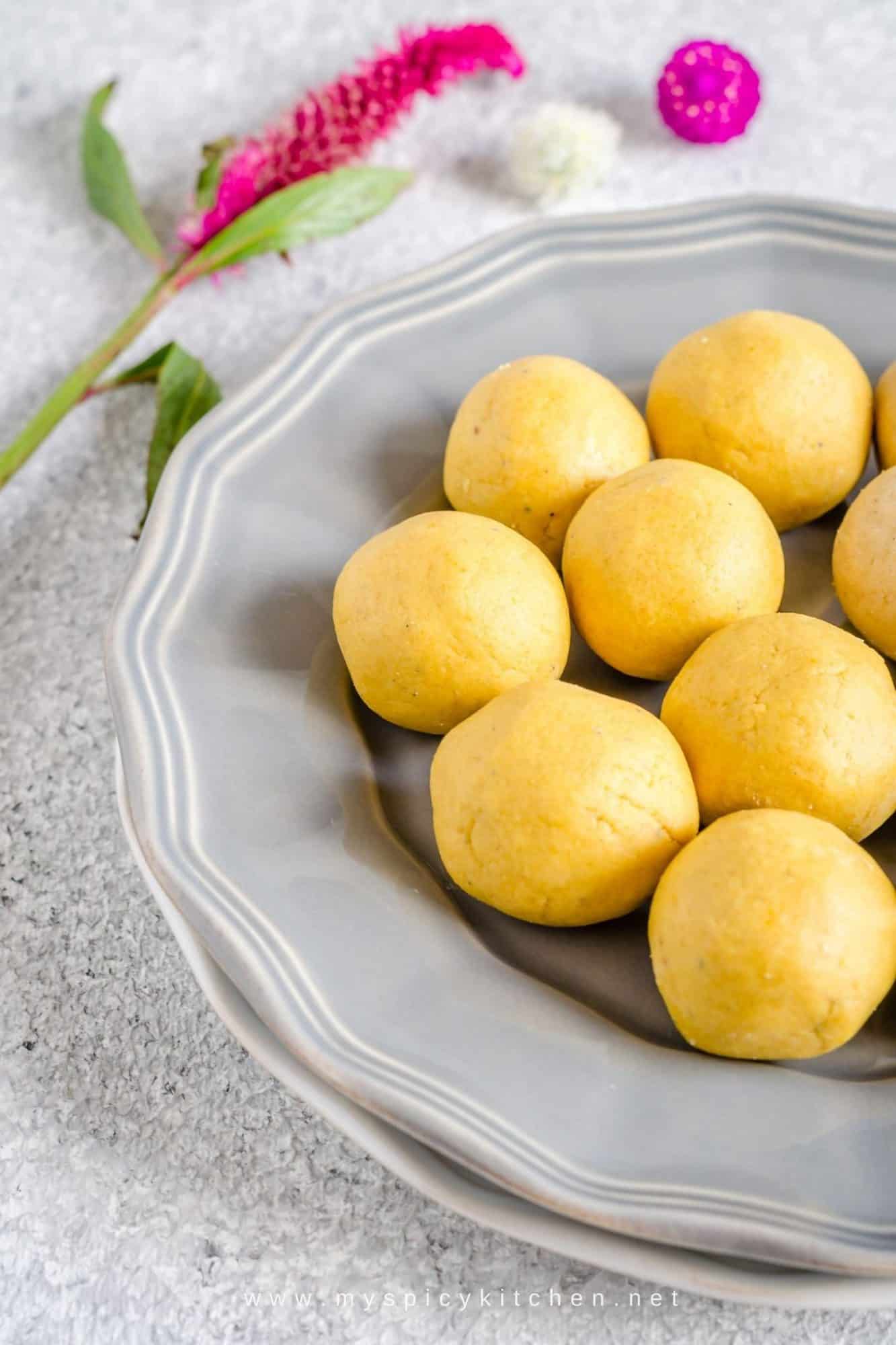 Senaga Pappu Laddu ~ Chana Dal Laddu - MySpicyKitchen